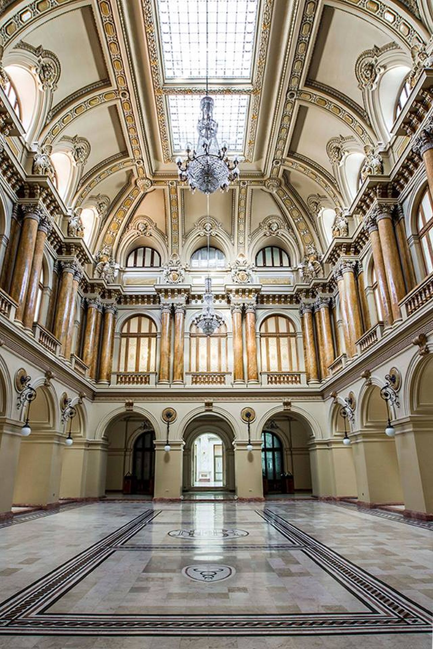 "Ziua porţilor deschise” la BNR. Românii s-au înghesuit să descopere ...